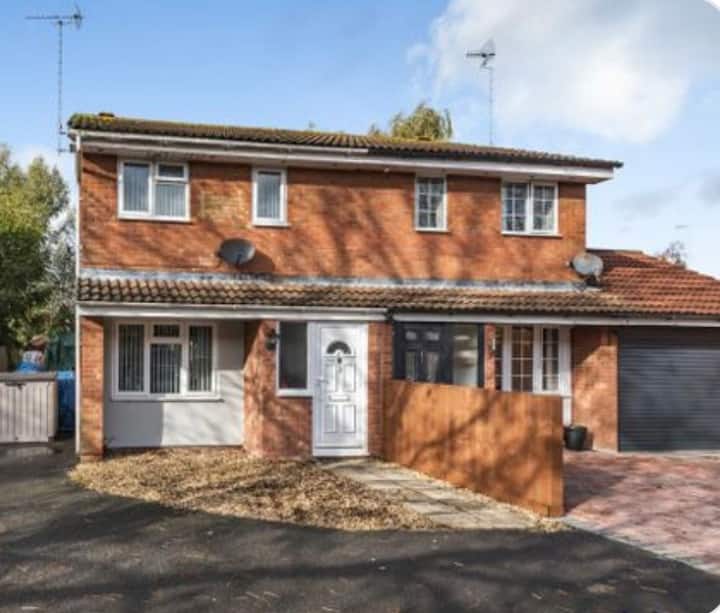 Alder Lodge 3 Bedroom Semi Ample Parking. - Swindon