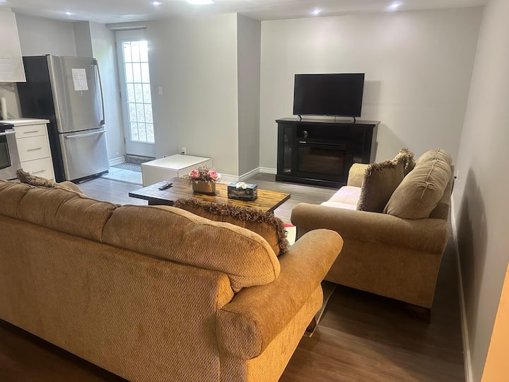 Beautiful&spacious 2 Bedroom Basement Family Suite - Bradford, ON, Canada