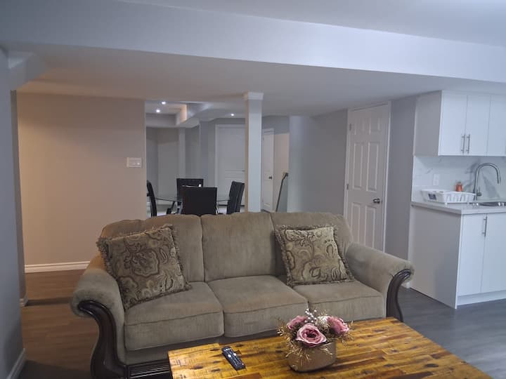 Beautiful&spacious 2 Bedroom Basement Family Suite - Bradford, ON, Canada