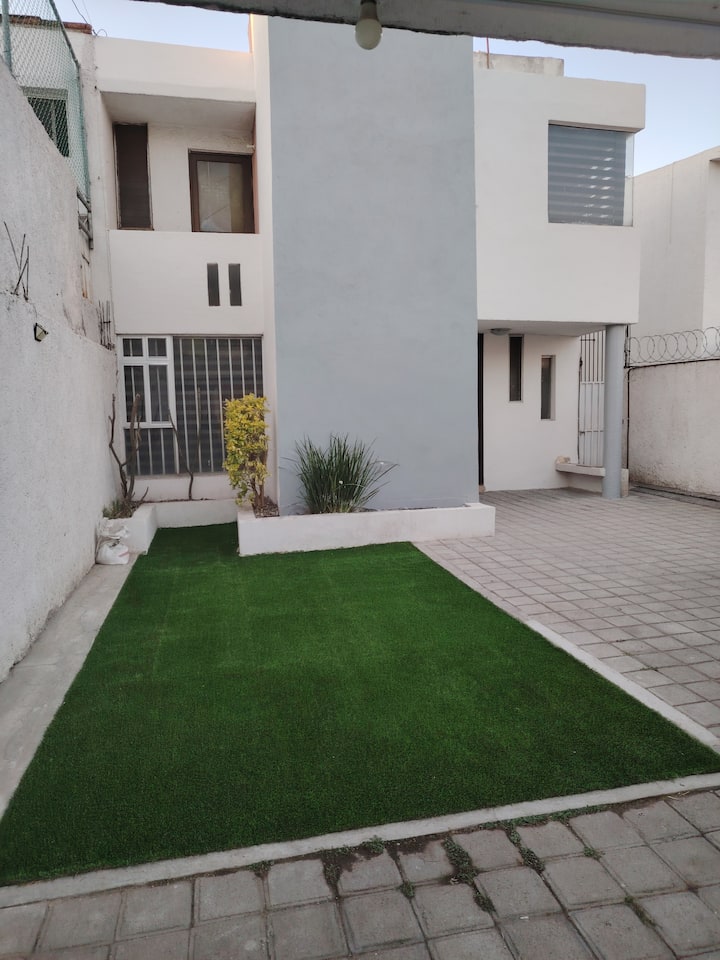 Casa Amplia -4 Rec. -1 Parte Baja-facturo Estancia - Querétaro