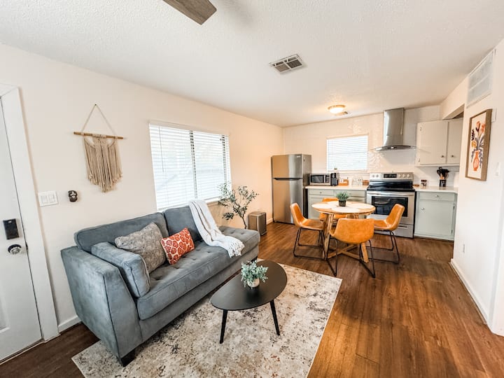 Guesthouse W/private Yard In Greater Heights - Houston, TX