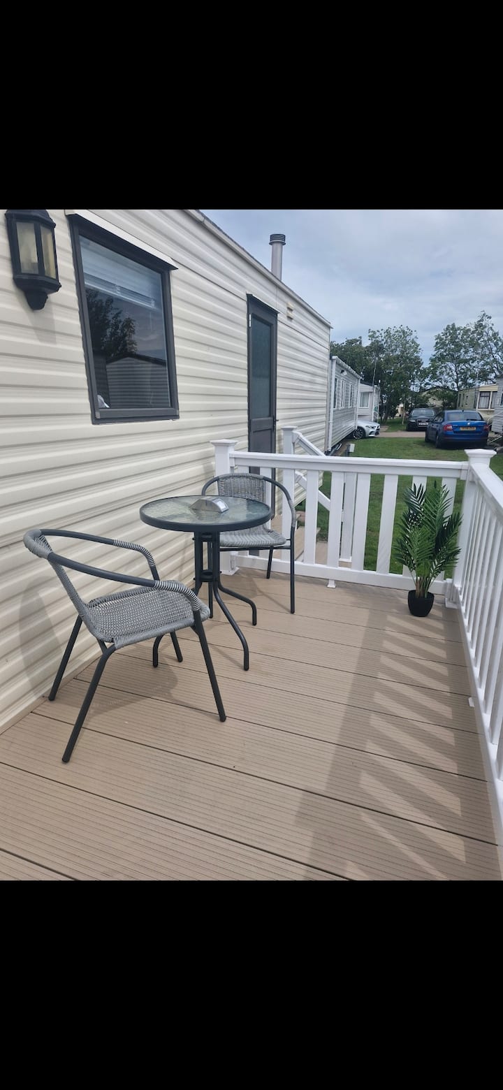 2 Bedroom Caravan With Balcony - Clacton-on-Sea