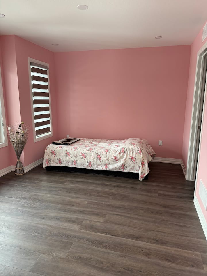 A Beautiful Spacious Room - Welland