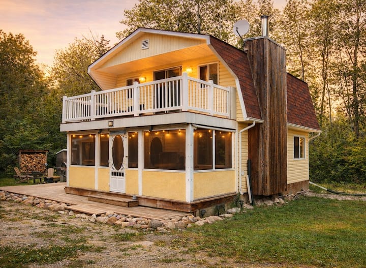 Cozy Victoria Beach Cabin – Screened Porch & Deck - Manitoba