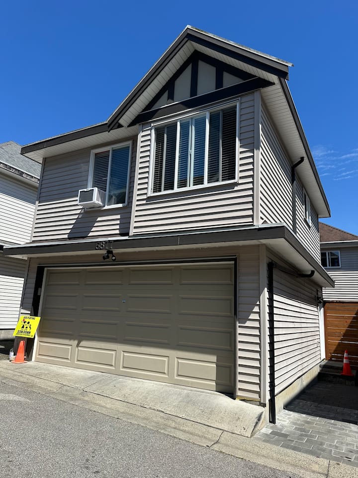 Upper Suite Coach Near Lec Tbird Shw Prk, Central - Langley