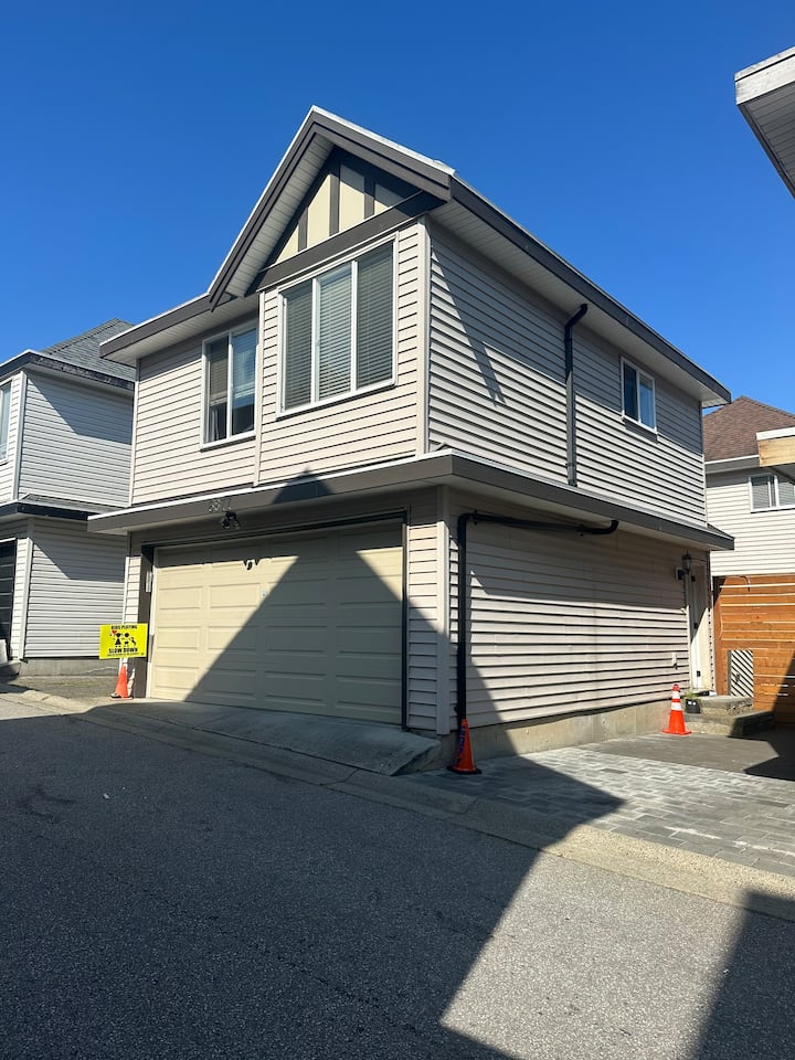 Upper Suite Coach Near Lec Tbird Shw Prk, Central - Langley, BC