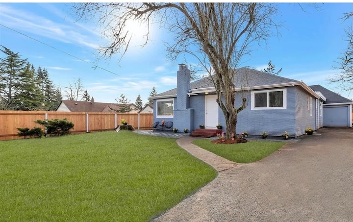 Cozy Rambler With Large Yard - Shoreline, WA