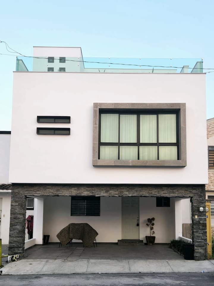 Casa En Apodaca De 3 Niveles. - Jalisco