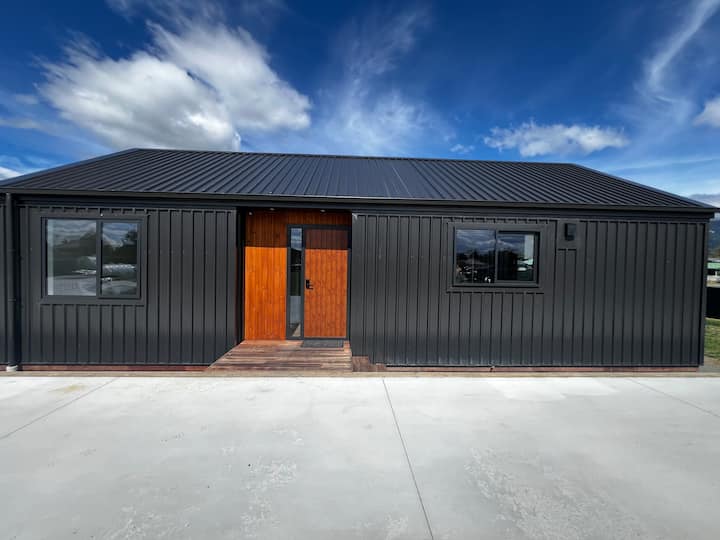 Modern Town House With Mountain Views - Te Anau