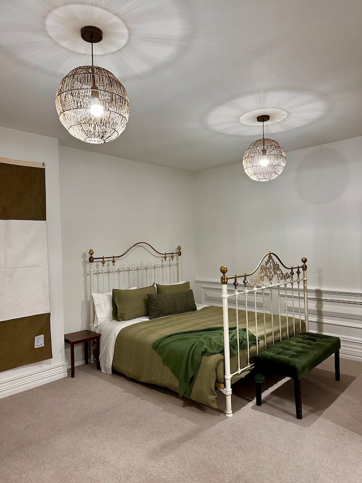 Stylish 2 Bed, Central City Apartment & Free Park - Dunedin