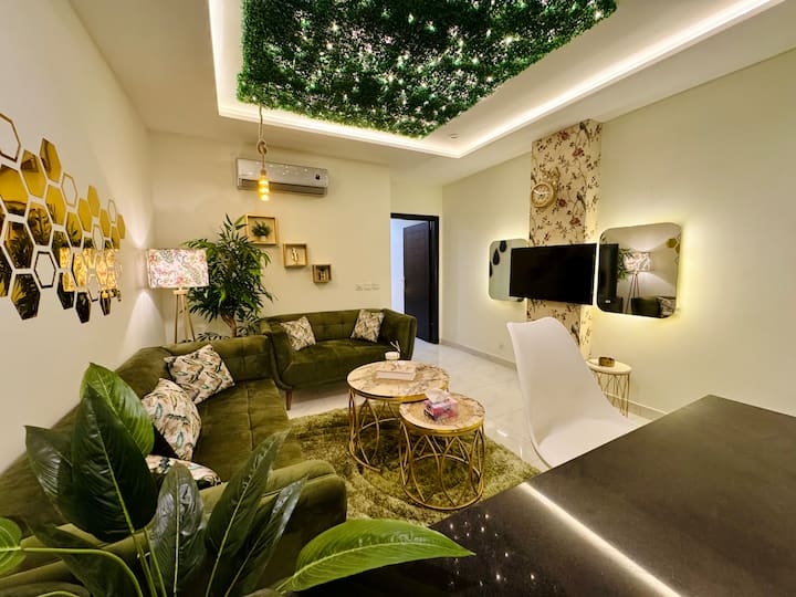 Luxury 1 Bed Apartment | Cinema | Pool Gym | Lifts - Lahore