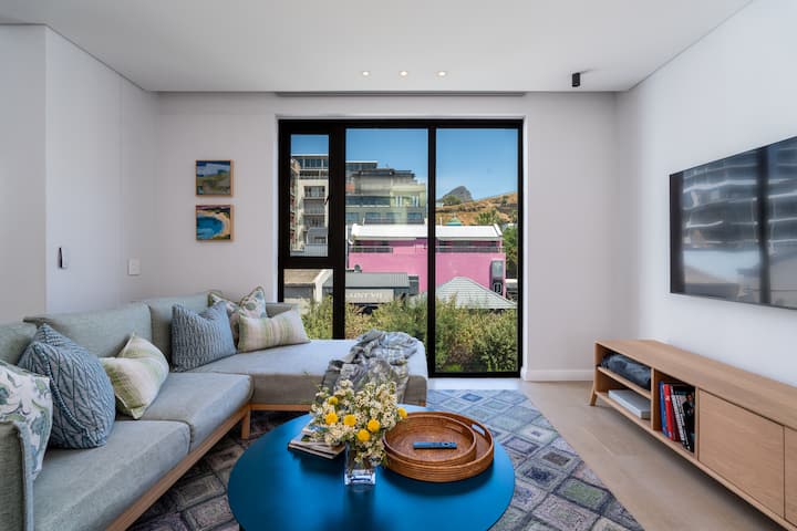 Sunny, Central, Fully Stocked Near V&a Waterfront - Cape Town