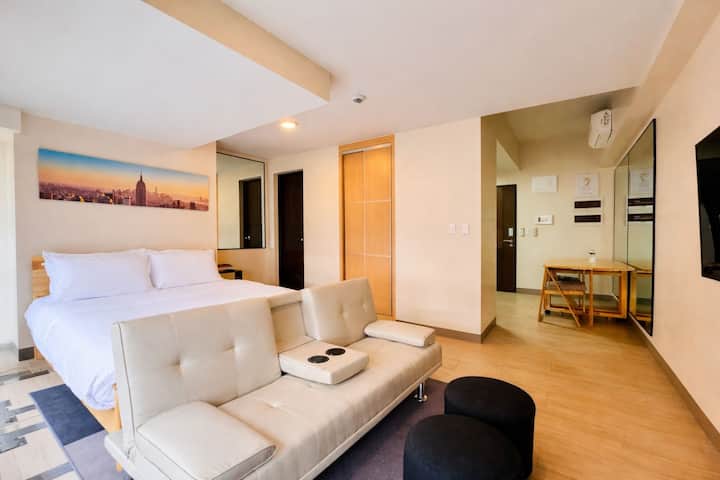 Cozy Queen Bed Studio + Netflix - Quezon City