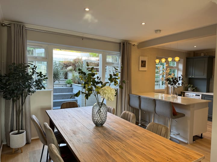 Newly Refurbished 4 Br Central Guildford House - Guildford