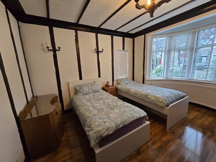 Charming Timber Room Near Central & Lizzy - Ilford