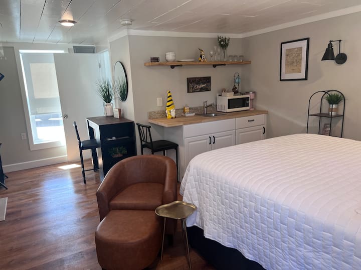 Pet Friendly Tiny Home In Berea! - Columbia, OH