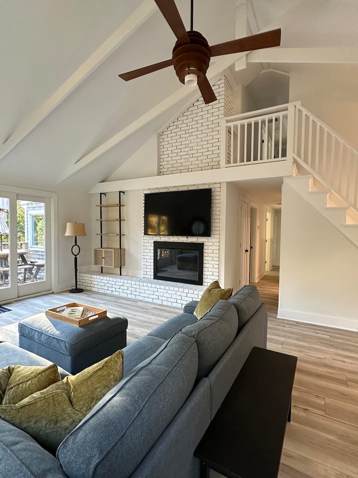 Bright & Inviting West Tisbury House - West Tisbury, MA