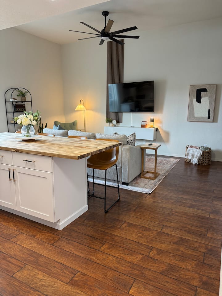 Downtown Heights-boho Modern Condo-sleeps 6 Guests - Colfax, WA