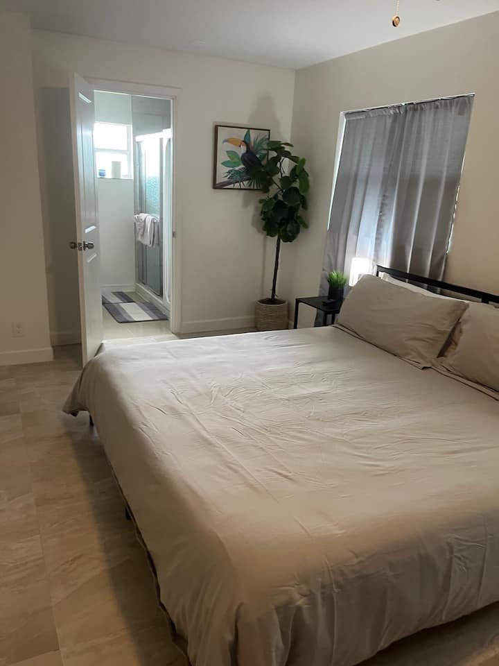 Private Serene Unit In West Palm Beach - North Palm Beach, FL