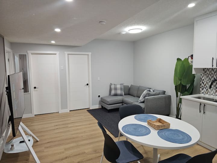 Home Away From Home 2-bedroom Suite In Nw Calgary - Calgary