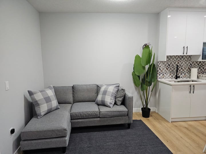 Home Away From Home 2-bedroom Suite In Nw Calgary - Canada
