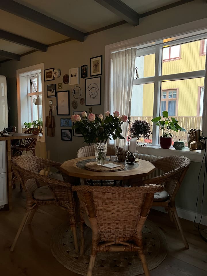 Cosy Downtown Bungalow, 1 King And 2 Sofabeds - Islanda