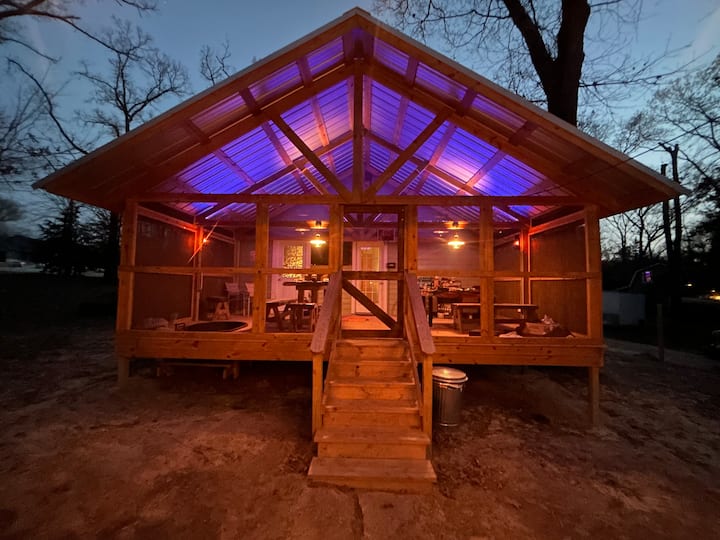 Moon Hill Cabin-the George & Mary Bailey Bungalow - 반