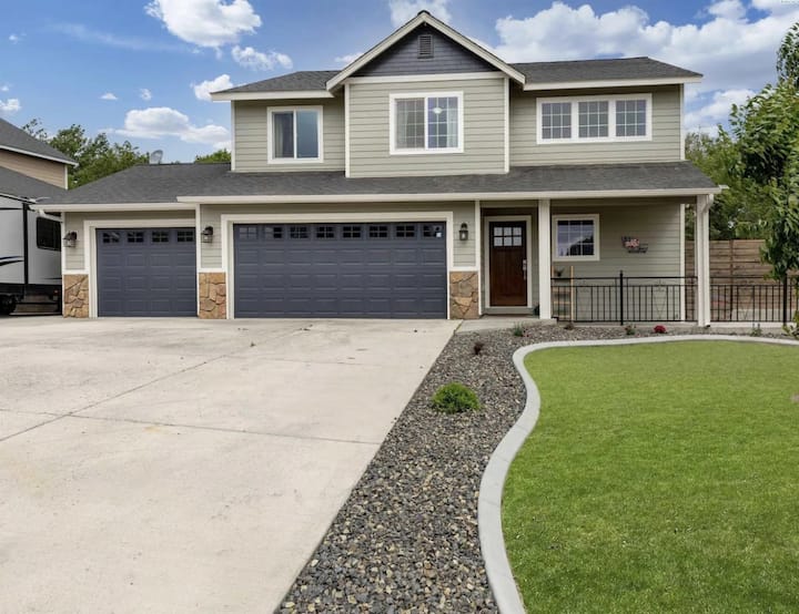 Large Home, Yard & 3 Car Garage 4/3 - #5204 - Burbank, WA