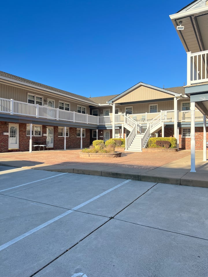 Charming 2 Bedroom Condo 1 Block From Beach - Brigantine, NJ