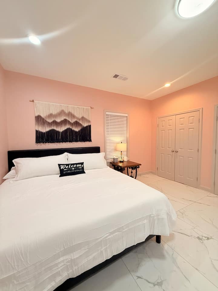 One Of A Kind, Airy Living Space - Jonesboro, GA