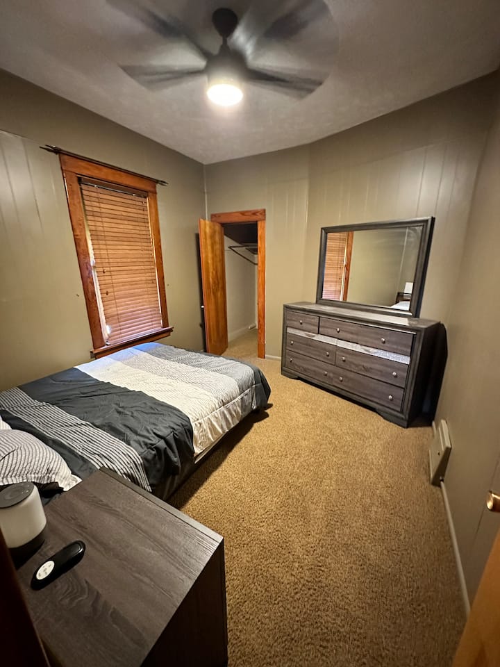 Charming Little Italy 2 Bed Unit - Council Bluffs, IA