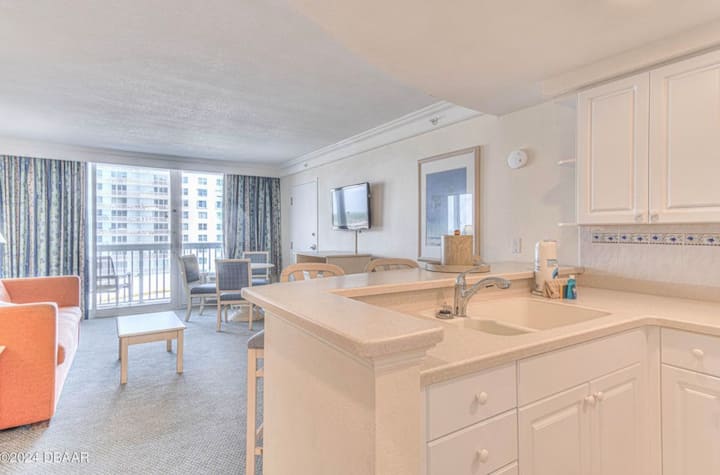 One Bedroom Ocean View Condo! - Daytona Beach