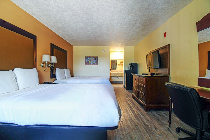 2 Queen Room At Scottish Inns Shenandoah Woodlands - The Woodlands, TX