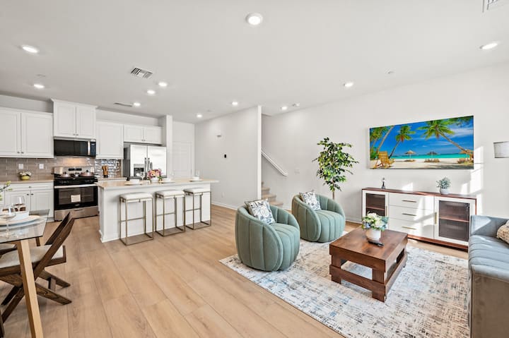 Close To Business District/airport/free Way - Ontario