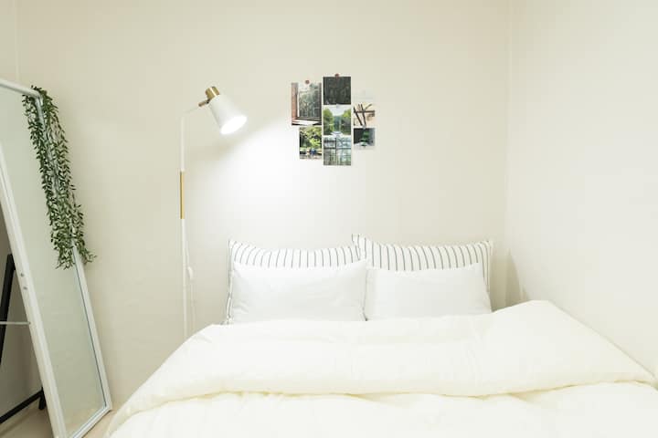 슈퍼호스트/합법숙소 강남.삼성.잠실 양재역5분 올리브영 공항버스 병원 풀옵션 2룸 퀸2개 - 삼평동