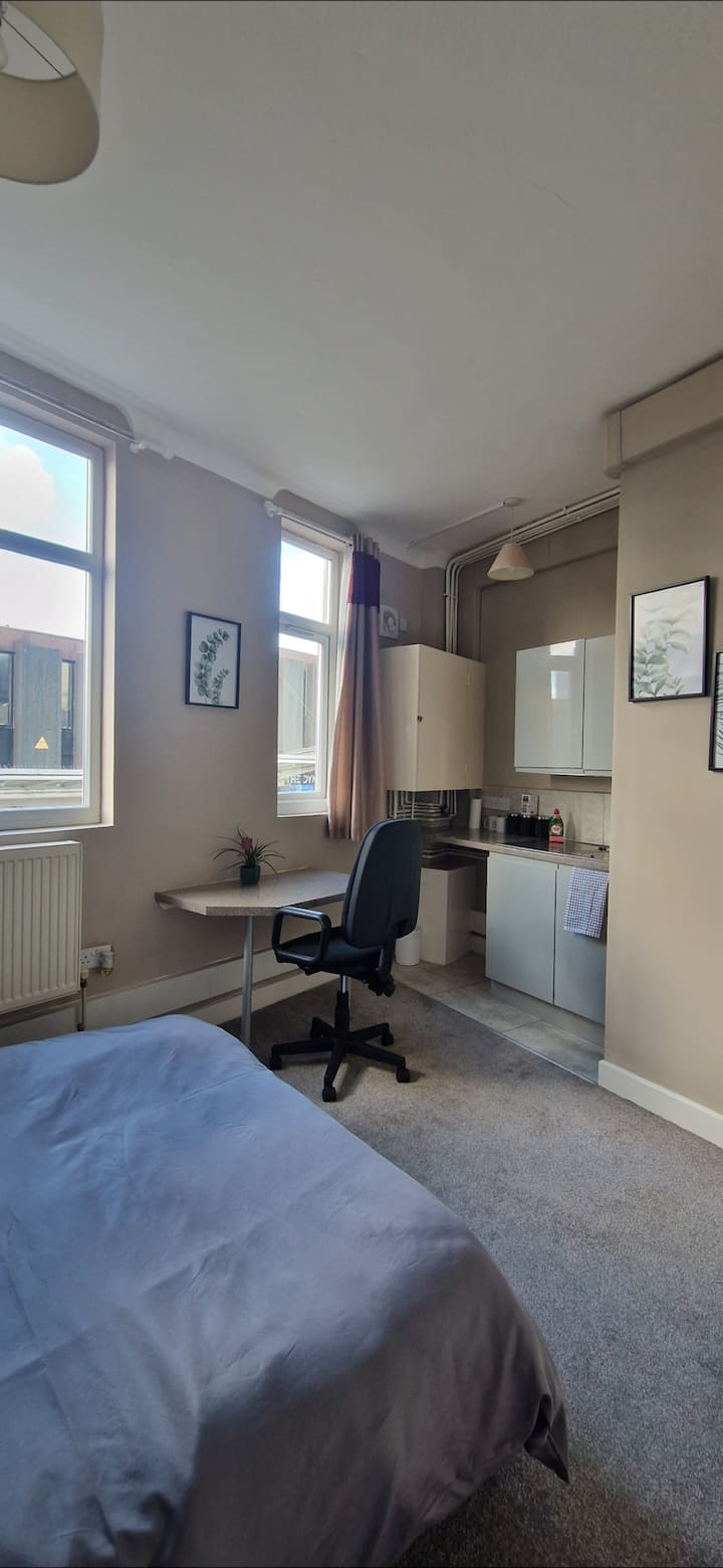 A Cosy Studio Flat With En Suite - Coventry