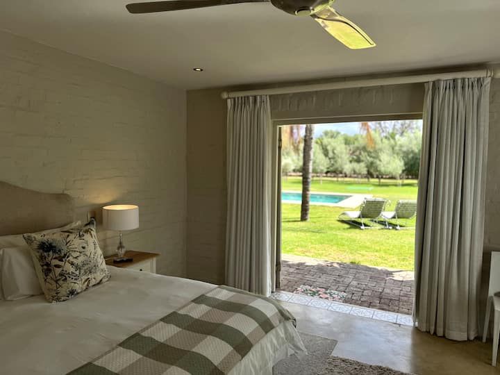 Hartland Ensuite King Room With Pool View - Oudtshoorn