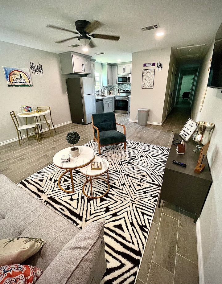 *Cozy New Build Near Downtown/hospital* - Lufkin, TX