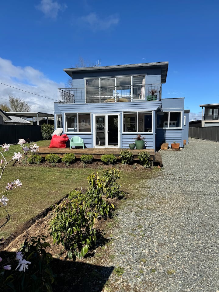 Classic Kiwi Bach By The Lake - Te Anau