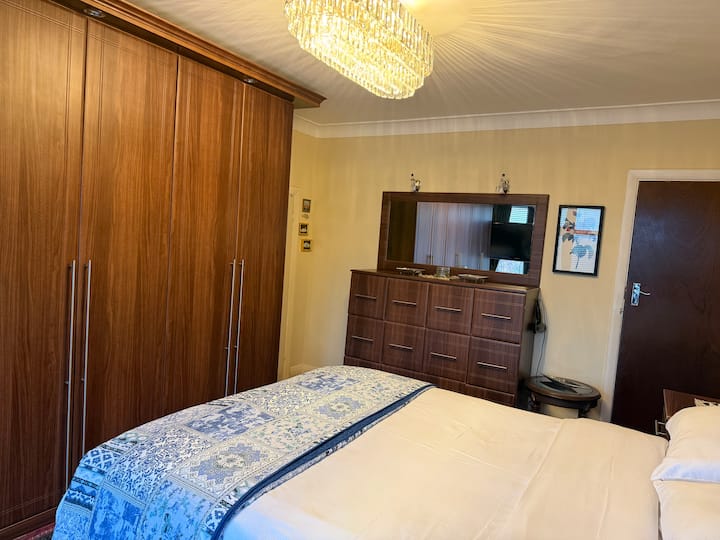 Spacious Bedroom With En-suite Bathroom - Harrow