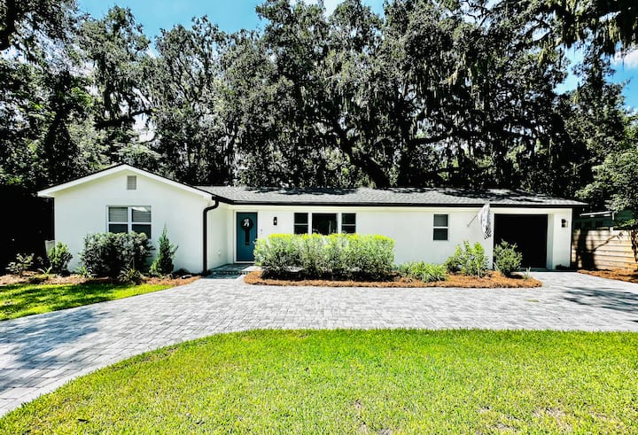 Beaches, Downtown,
Golf- The Mossy Oak
Bungalow - Jekyll Island, GA