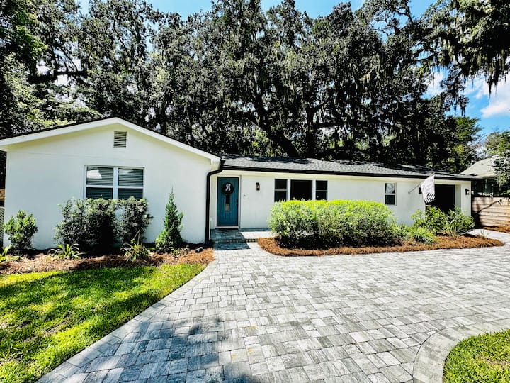 Beaches, Downtown,
Golf- The Mossy Oak
Bungalow - Jekyll Island, GA