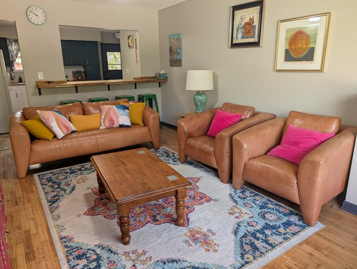 Colorful, Family-friendly 2br Near U Of Illinois - Urbana, IL