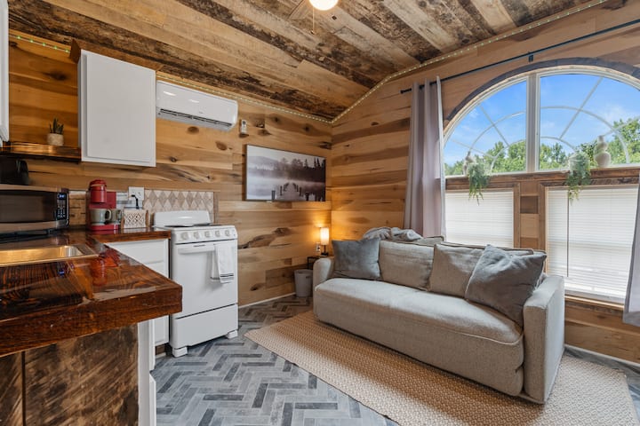 Charming Tiny House W/ Hottub & Firepit - Malvern, AR