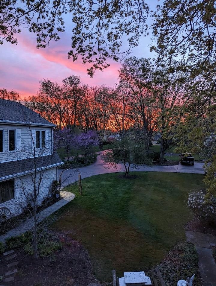 Riverside Retreat *Private Attached Guest House* - Rockford, IL