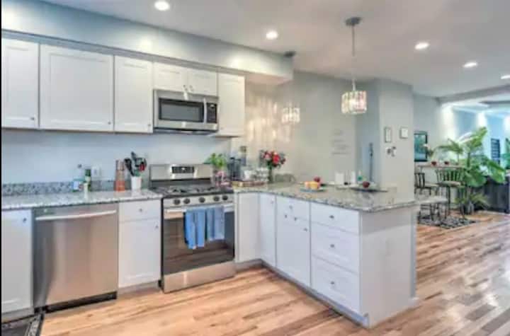 Spacious 2-bed Rowhome Near Hopkins Hospital - Baltimore, MD