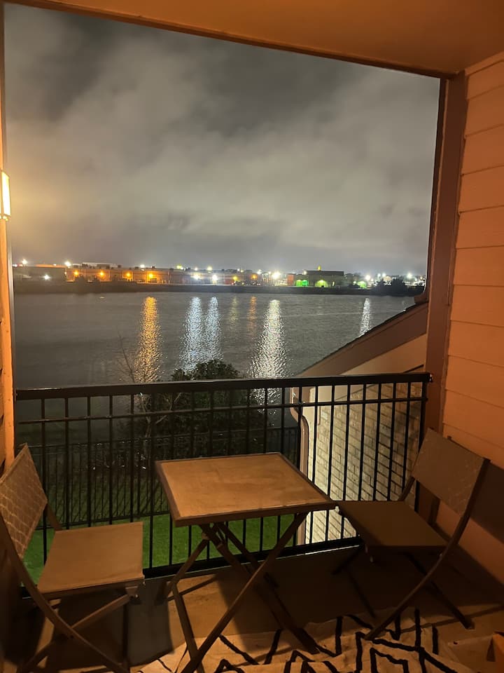 Stylish Apartment With Lake View - Scarborough Renaissance Festival