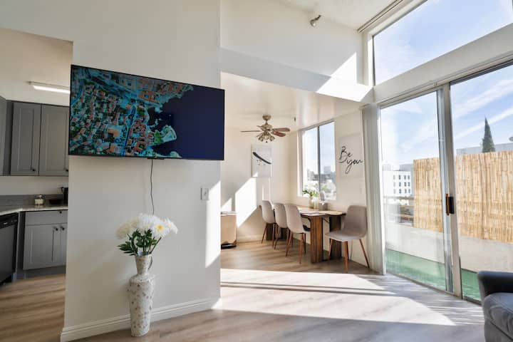Modern 2b 2b On Hollywood Everything Around 10 Min - West Hollywood