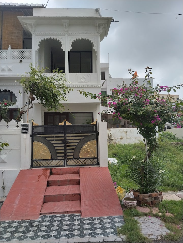 Ruby Luxurysuite Ac+ Drawing & Kitchen
2/4persons - 烏代浦