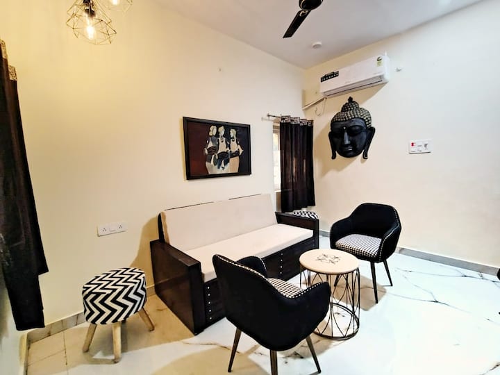 Central & Cozy First-floor Retreat - Varanasi